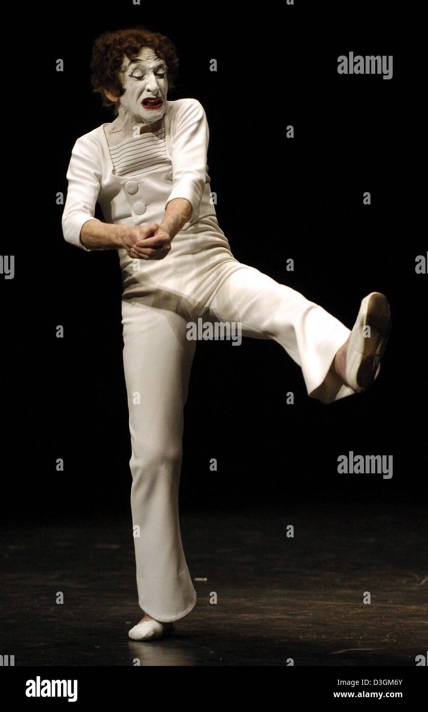 (dpa) - French pantomime Marcel Marceau performs on stage during the ...
