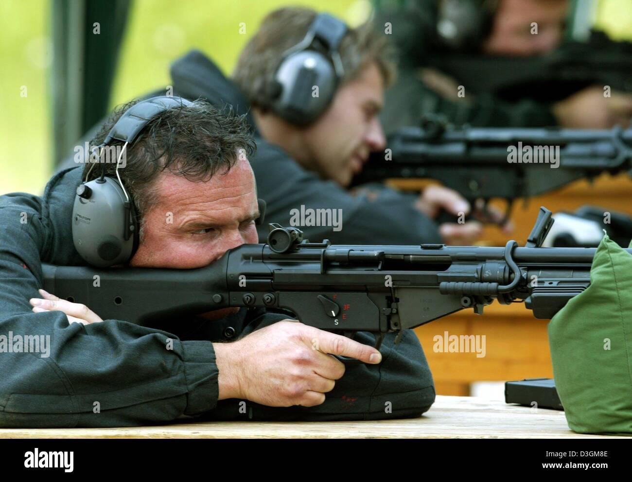 (dpa) - Police officers from a special forces unit practice shooting ...