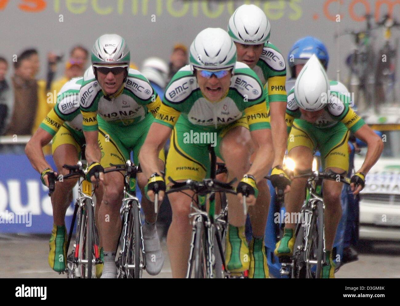 (dpa) - Team Phonak, led by US cyclist Tyler Hamilton (L) and German ...