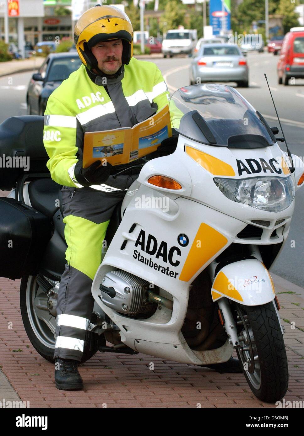 (dpa) - A traffic jam advisor (Stauberater) of the German automobile ...