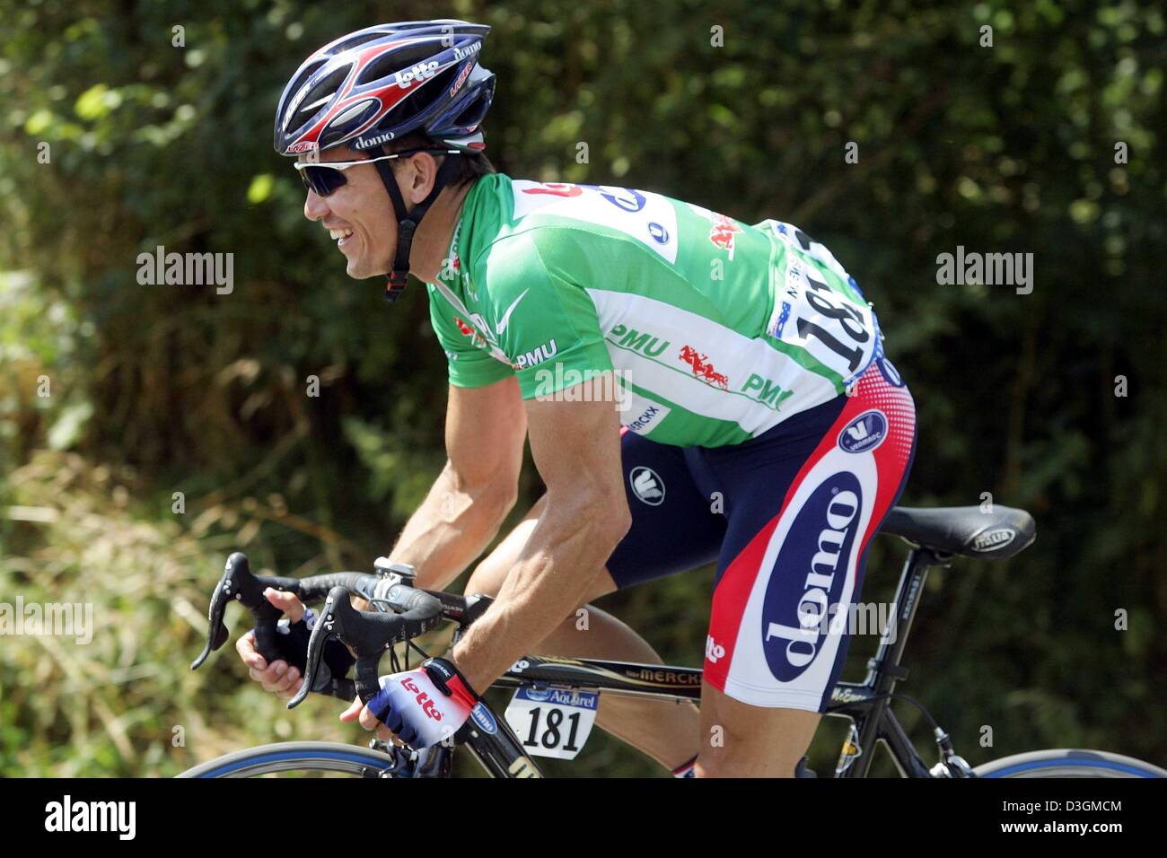 (dpa) - Australian cyclist Robbie McEwen of team Lotto-Domo rides ...
