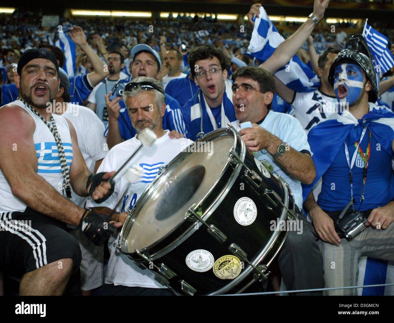(dpa) - Greek soccer fans cheer and celebrate their team after they won ...
