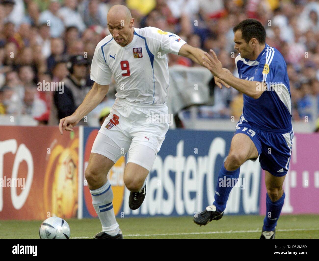 (dpa) - Greek defender Mihalis Kapsis (R) attacks Czech forward Jan ...