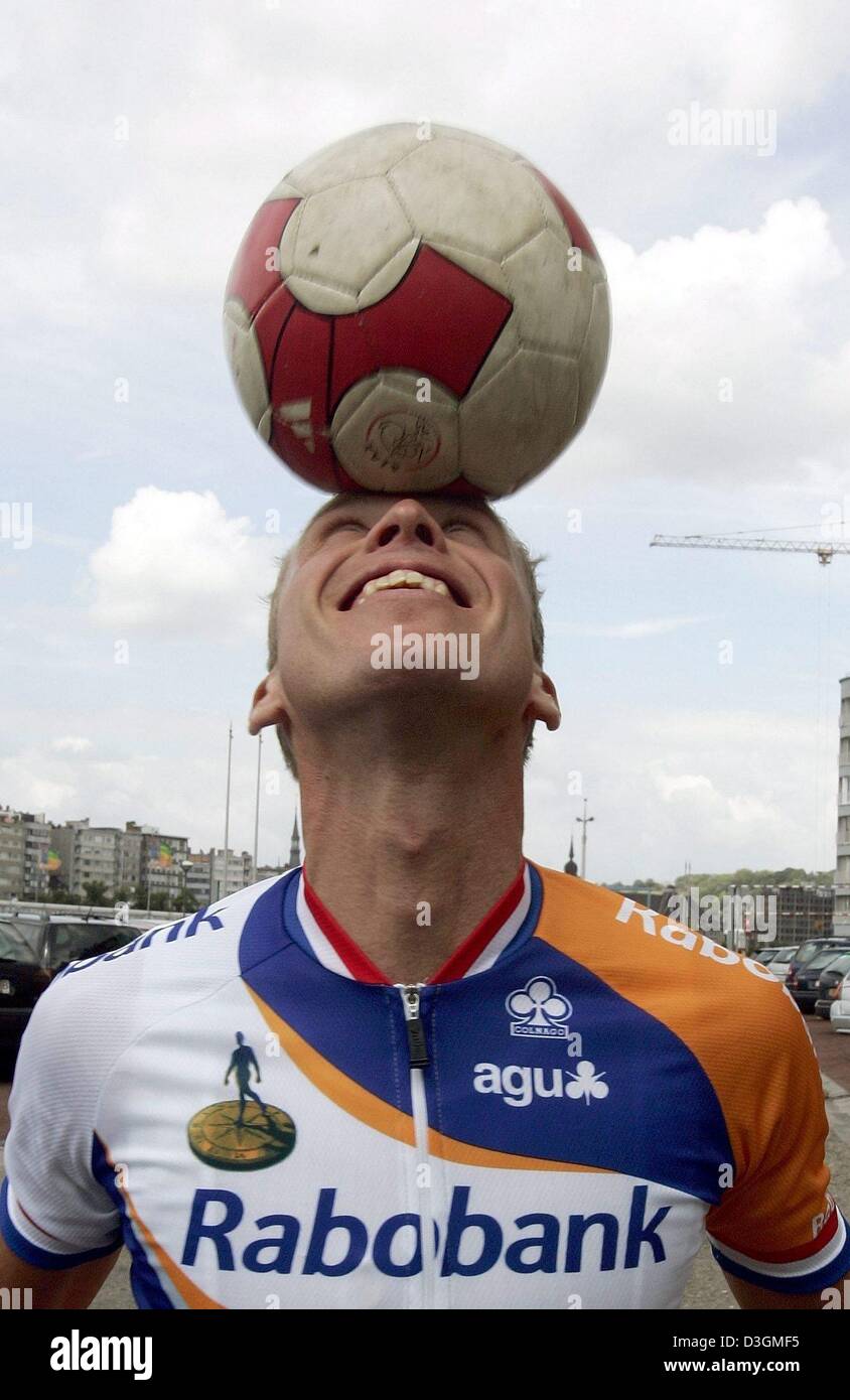 (dpa) - Dutch cycling pro Michael Boogerd of Team Rabobank balances a ...