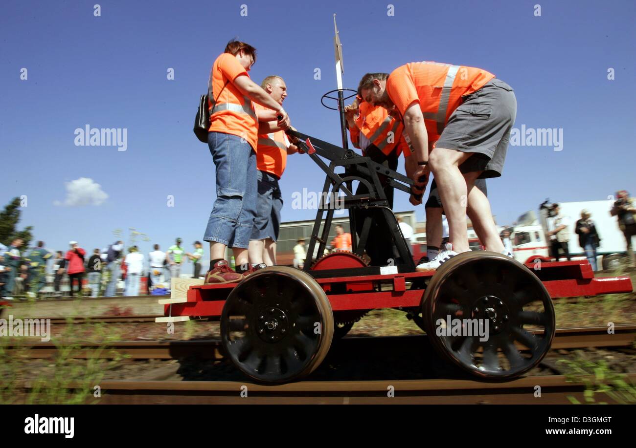 (dpa) - One of 60 handcar teams moves to the start of the First Handcar ...