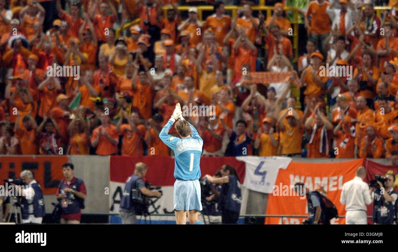 (dpa) - Dutch goalkeeper Edwin van der Sar thanks the fans after the ...