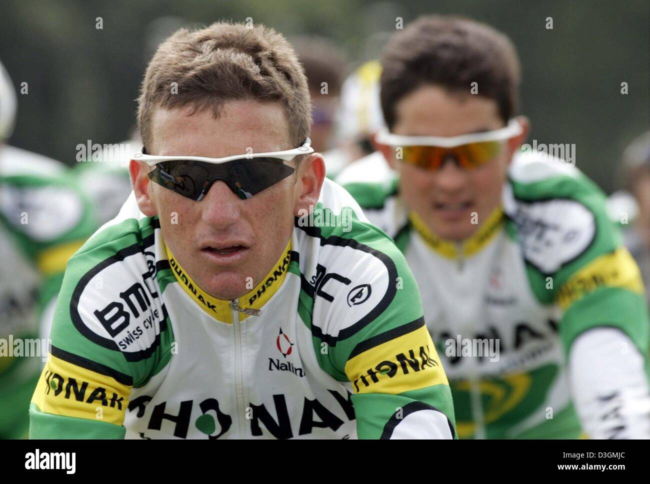 (dpa) - American cyclist Tyler Hamilton (L) of team Phonak leads his ...