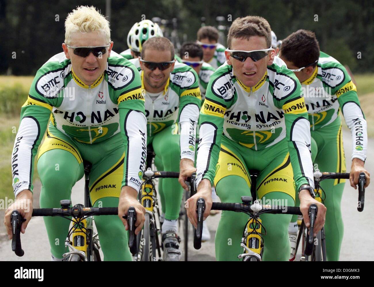 (dpa) - German cyclist Bert Grabsch (L) and American Tyler Hamilton (R ...