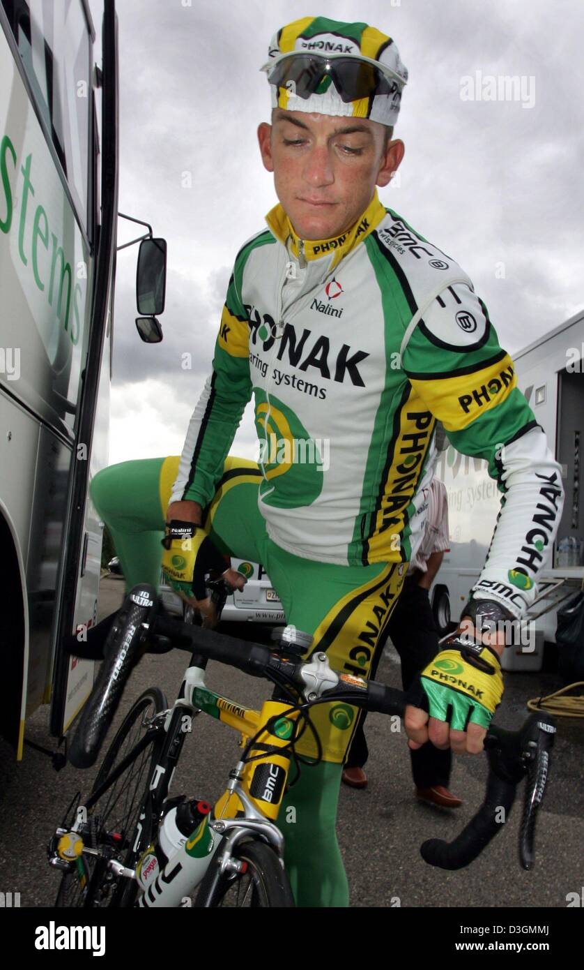 (dpa) - US cyclist Tyler Hamilton of Team Phonak gets on his bicycle ...