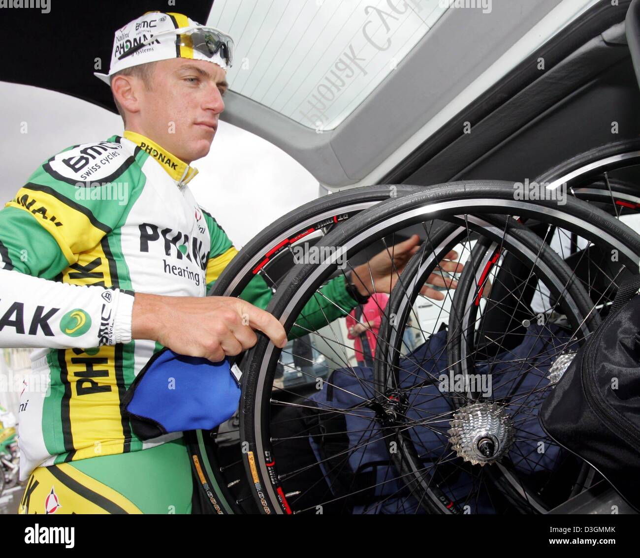 (dpa) - US cyclist Tyler Hamilton of Team Phonak gets ready for a ...