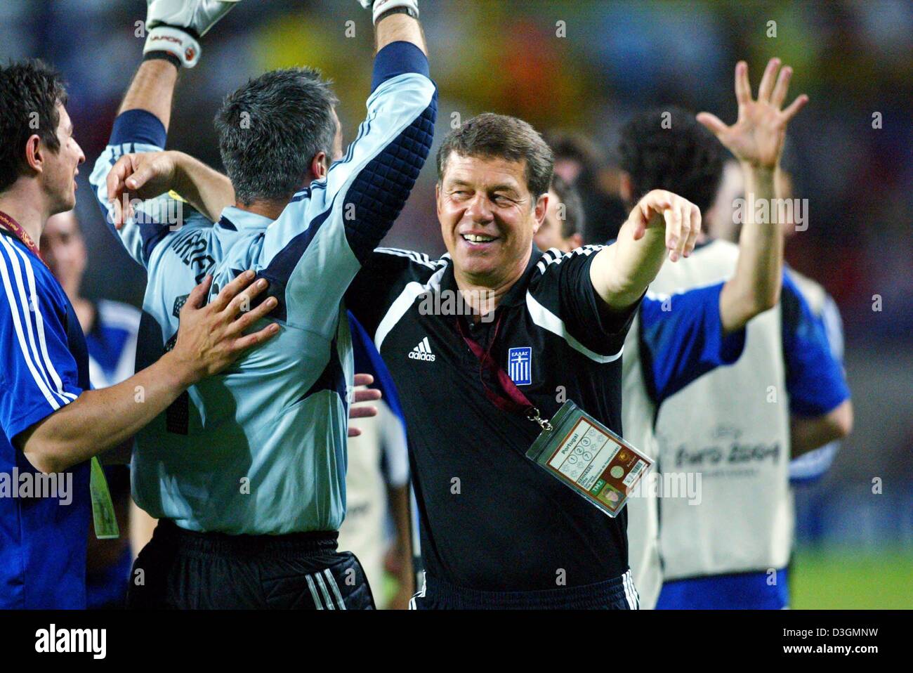 Otto rehhagel 2004 final hi-res stock photography and images - Alamy