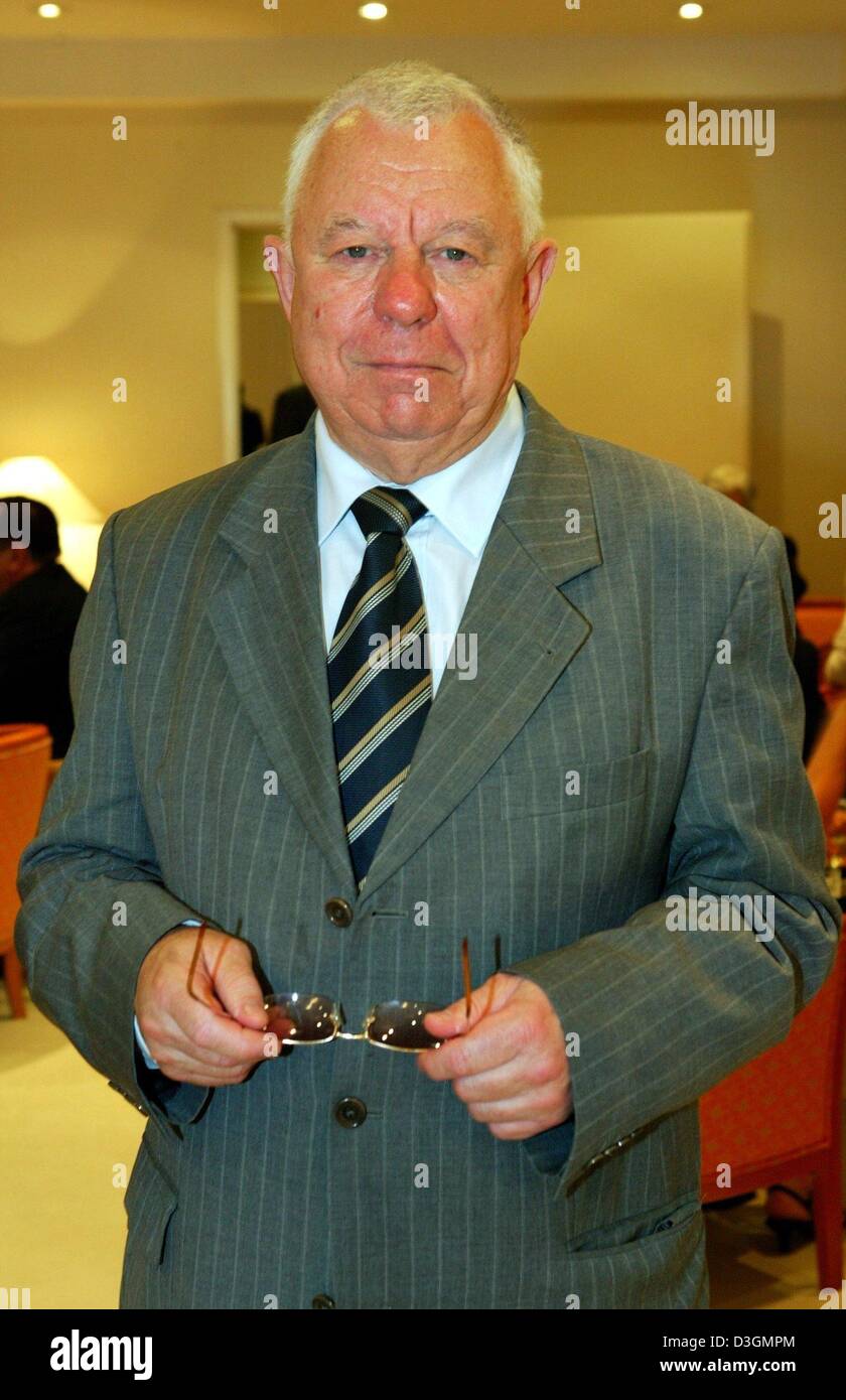 (dpa) - Russian author and human rights activist Anatoly Pristavkin ...