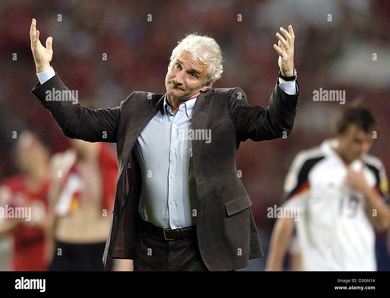 (dpa) - German national soccer team head coach Rudi Voeller holds up ...