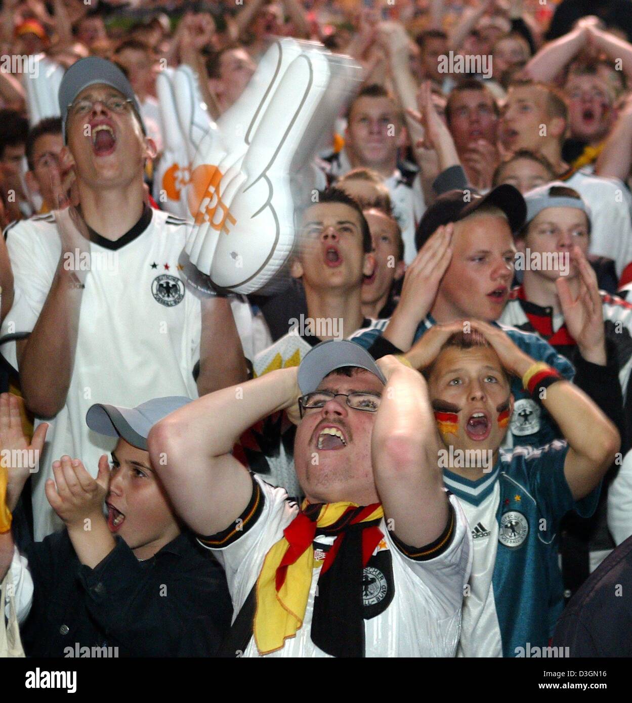 (dpa) - German fans scream in despair as another scoring chance is ...