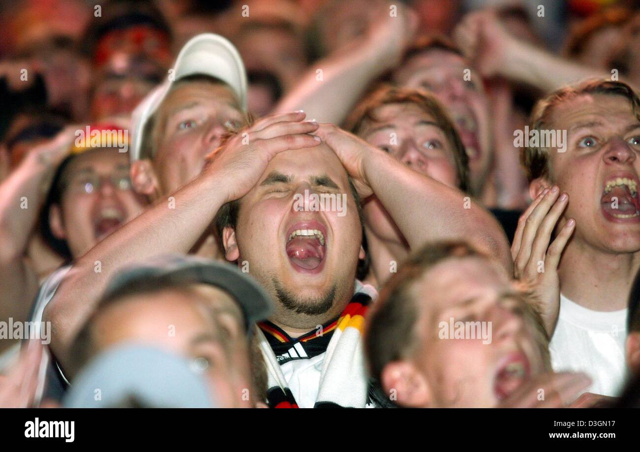 Sports spo soccer fans screaming shocked gesture hat germany hi-res ...