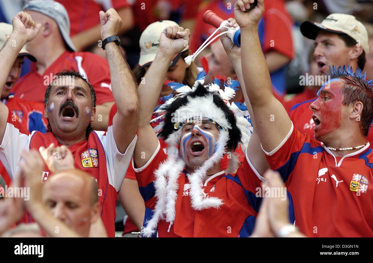 (dpa) - Czech soccer fans cheer for their team prior to the start of ...