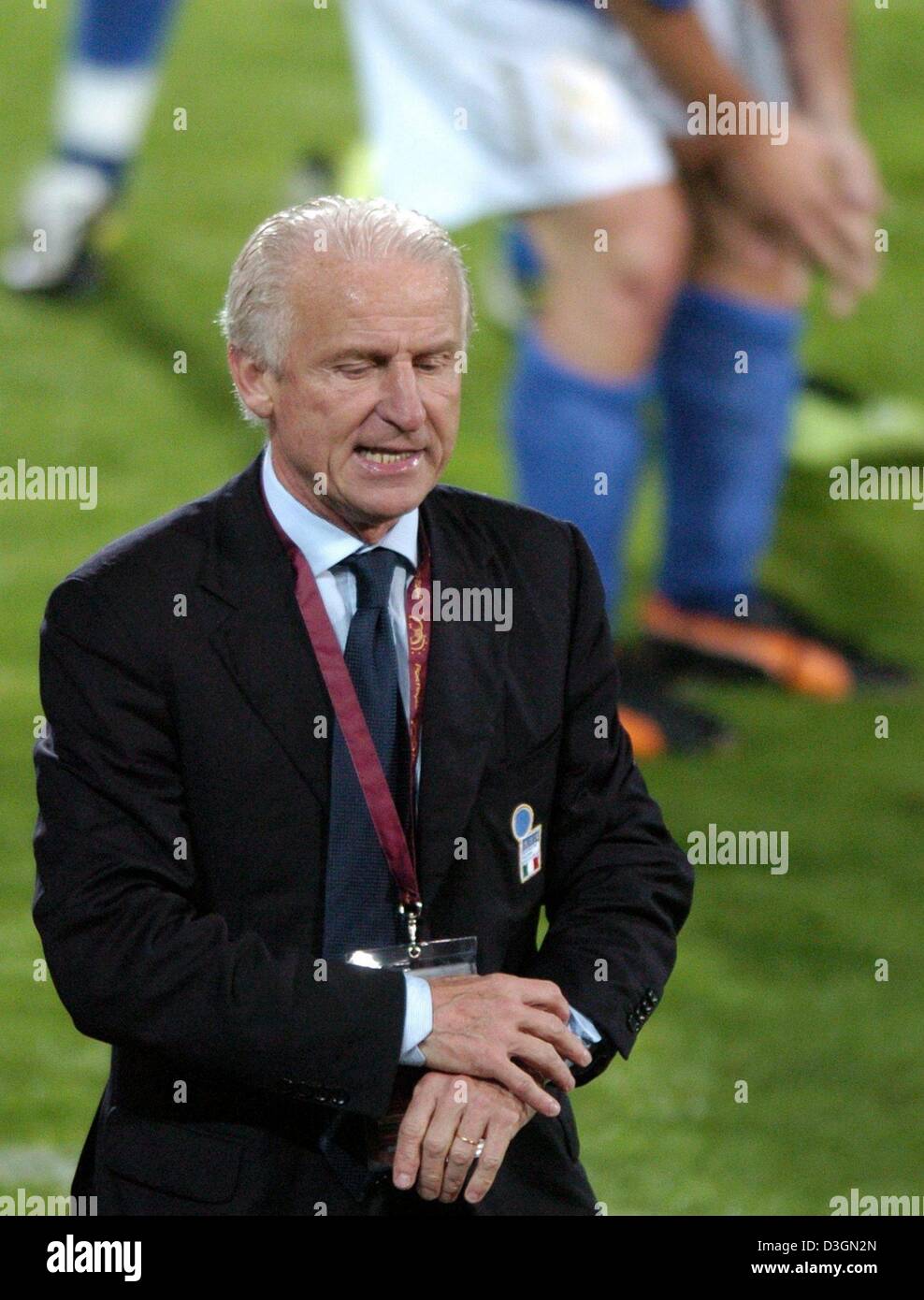 (dpa) - Italian head coach Giovanni Trapattoni walks deeply ...
