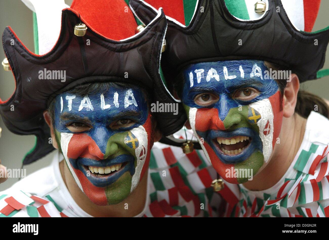 (dpa) - Italian fans, who have painted their faces in their nation's ...