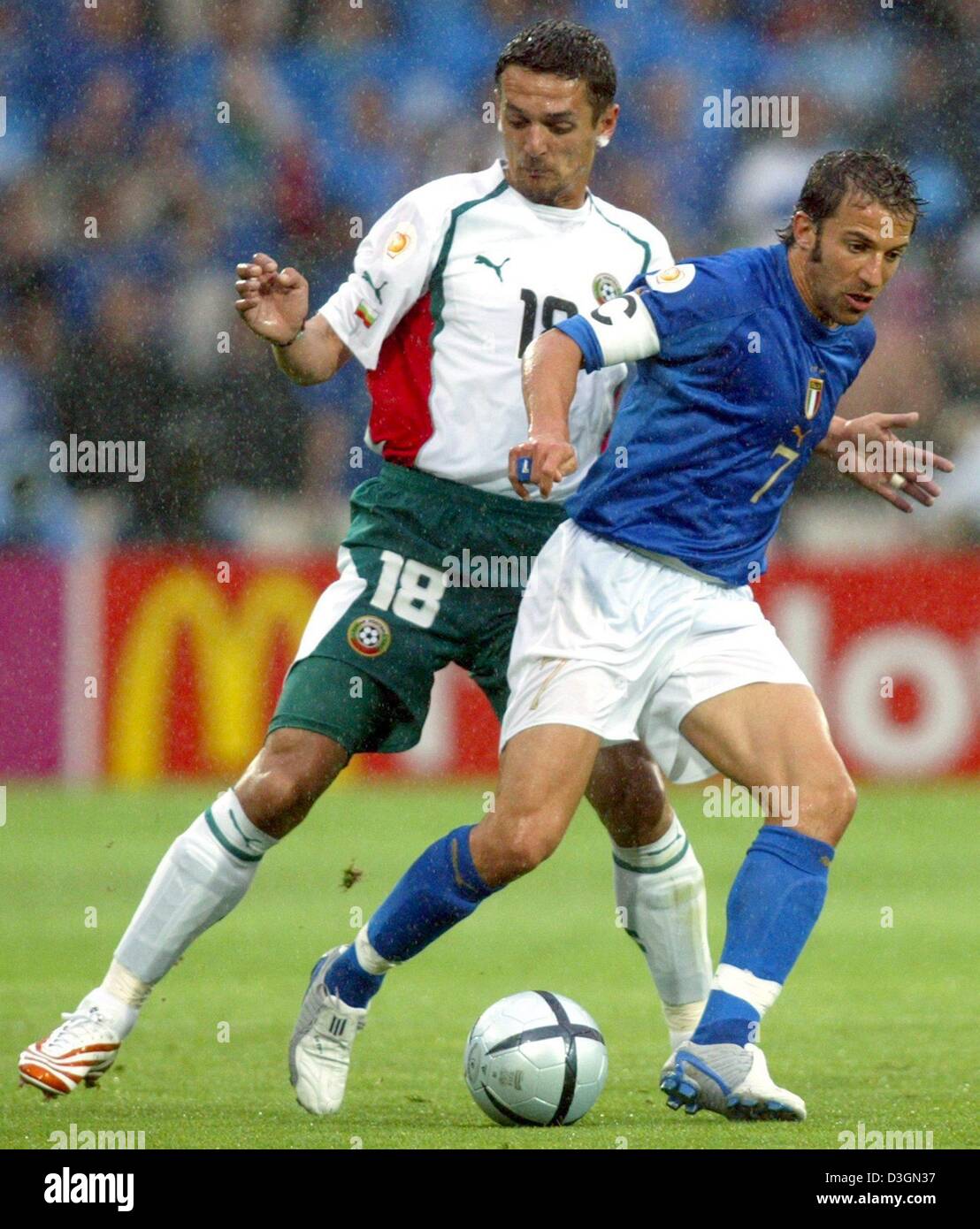 (dpa) - Italian forward Alessandro del Piero (R) in a duel with ...