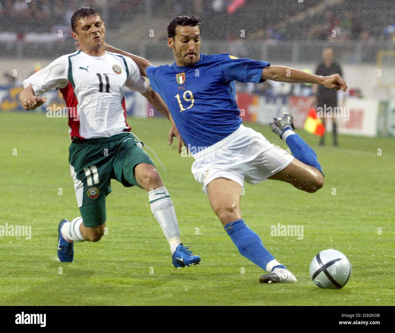 (dpa) - Italian midfielder Gianluca Zambrotta (R) shoots before his ...