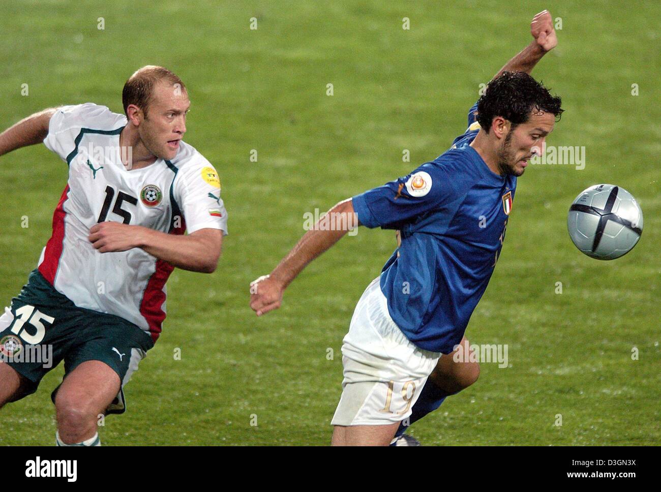 (dpa) - Italian midfielder Gianluca Zambrotta (R) shields the ball from ...