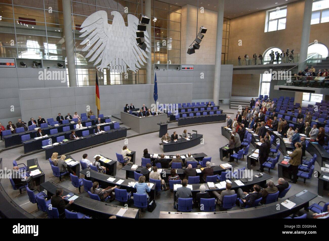 (dpa) - Inside view of the German Bundestag (parliament) in Berlin ...