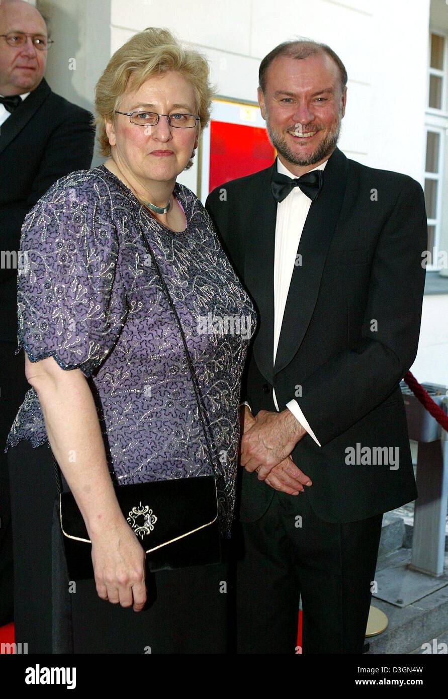 (dpa) - Austalian ambassador Pamela Fayle and her husband David smile ...