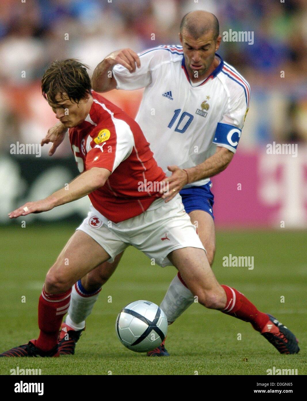 (dpa) - France midfield star Zinedine Zidane (R) in a duel with his ...