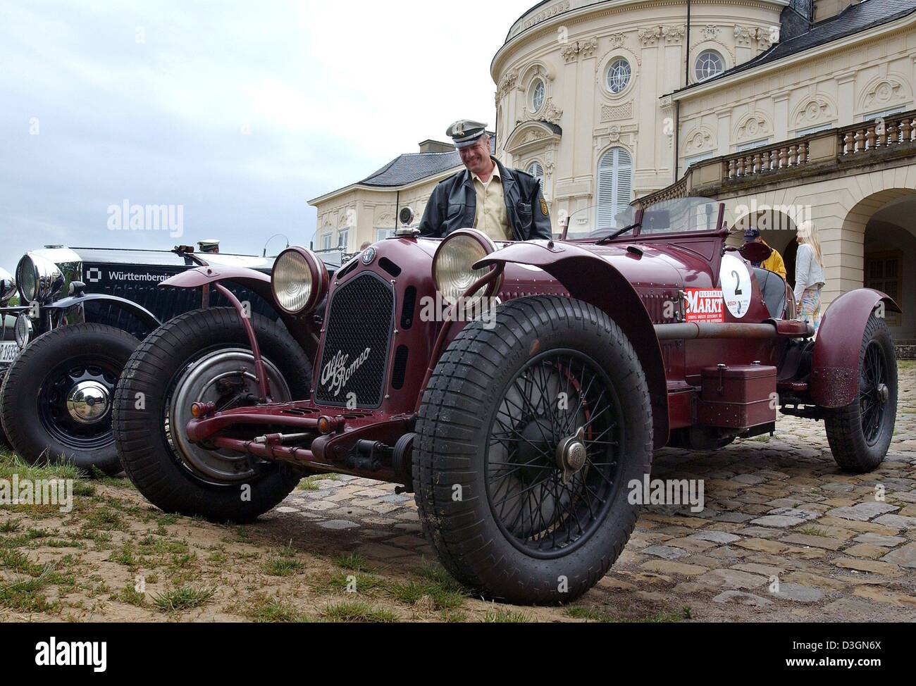 (dpa) - A police officer takes a look at a 1934 Alfa Romeo 8c Monza in ...