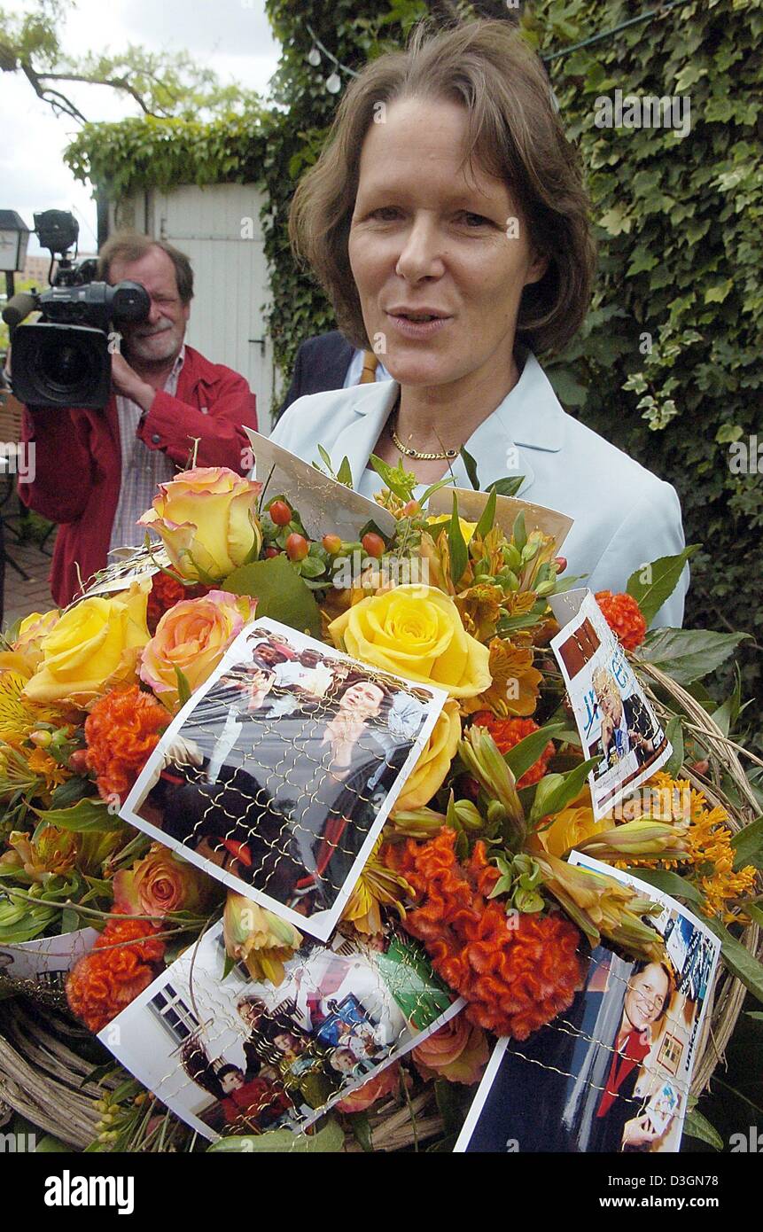 Social issues soi charity unicef smiling flowers germany hi-res stock ...