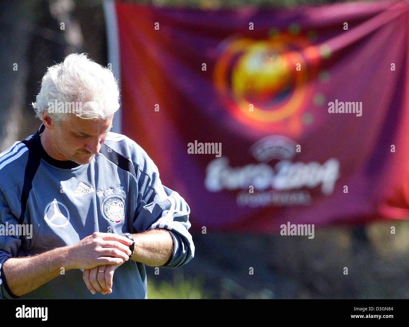 (dpa) - German national soccer team coach Rudi Voeller checks his watch ...