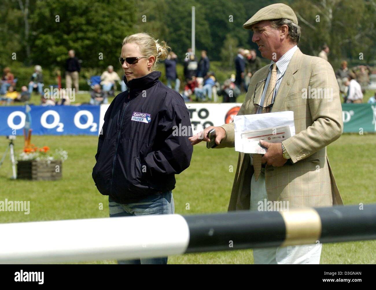 (dpa) - British equestrian Zara Phillips (L), granddaughter of the ...