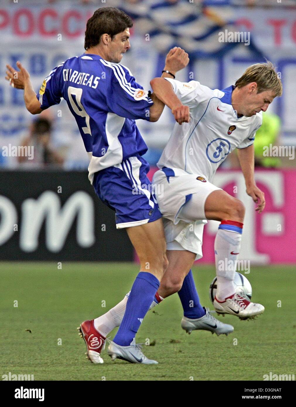 (dpa) - Greek forward Angelos Charisteas (L) in a duel with Russian ...