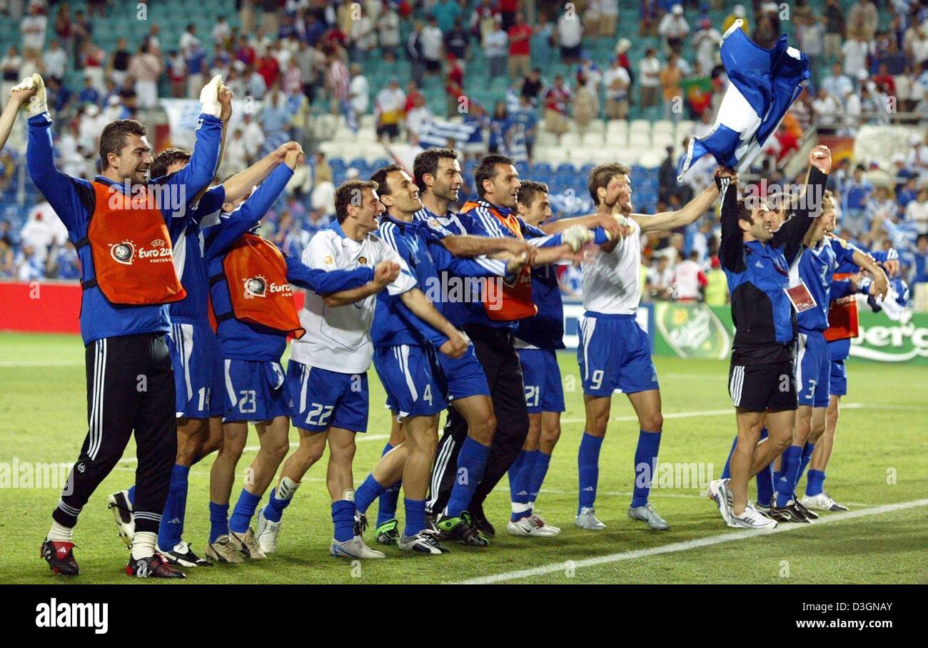 Fans national soccer team mobile hi-res stock photography and images ...