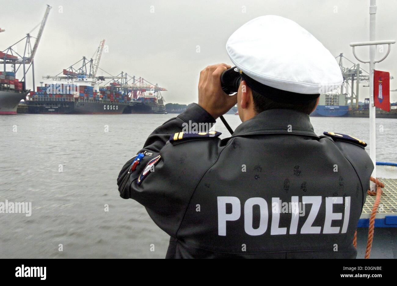 (dpa) - An officer of the harbour police observes the surrounding ...
