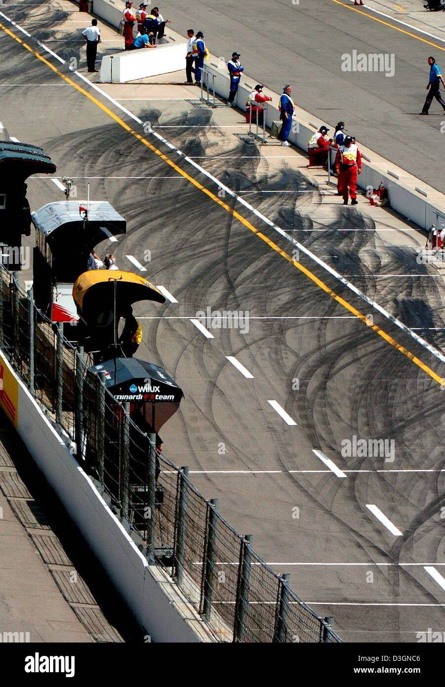 (dpa) - Dark skid marks are left in the pit lane after the first free ...