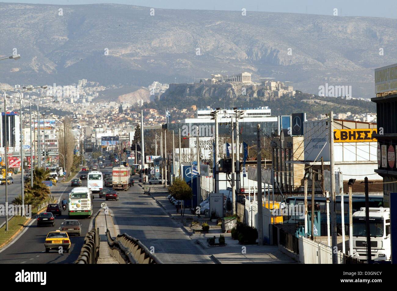 (dpa) - A view from the suburb of Egaleo towards the acropolis temple ...