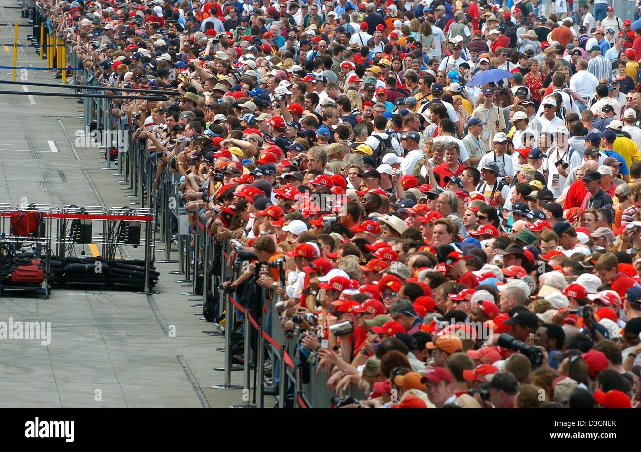 Formula 1 pit lane hi-res stock photography and images - Alamy