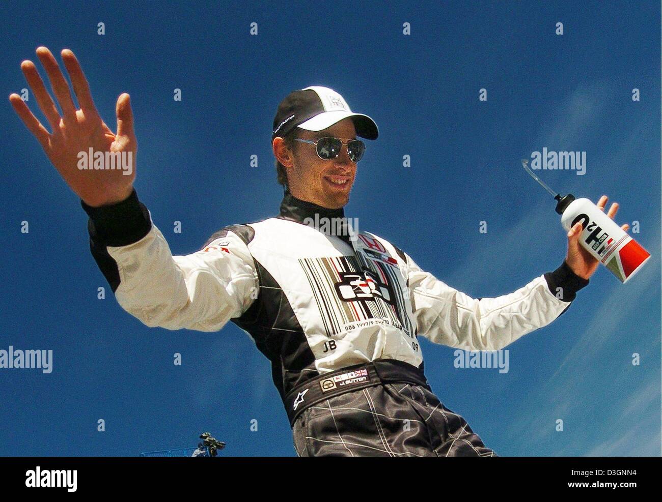(dpa) - British formula one pilot Jenson Button (BAR Honda) raises his ...