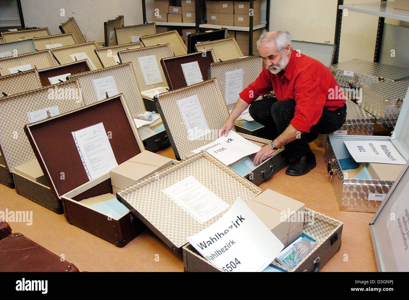 (dpa) - Election supervisor Matthias Foerster inspects suitcases with ...