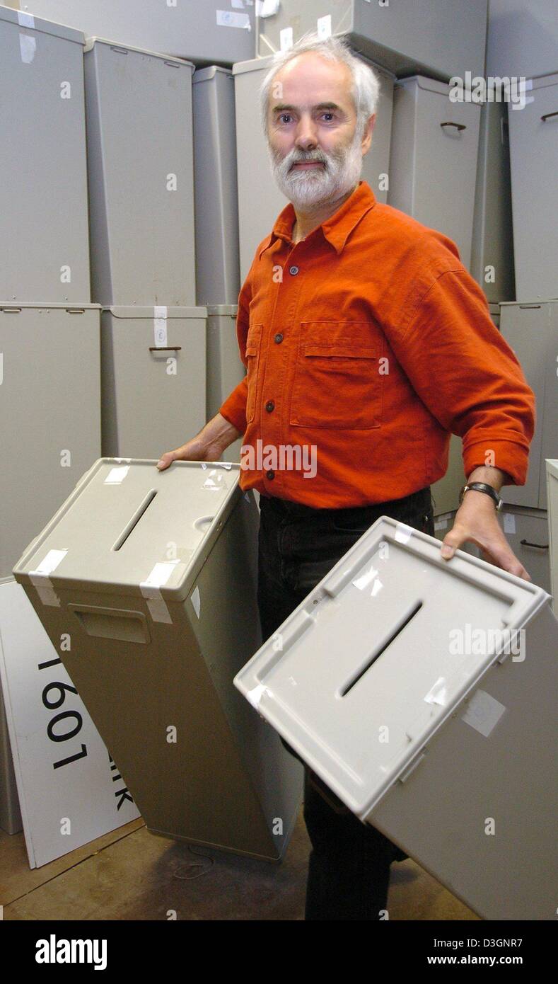 (dpa) - Election supervisor Matthias Foerster sorts the ballot boxes ...