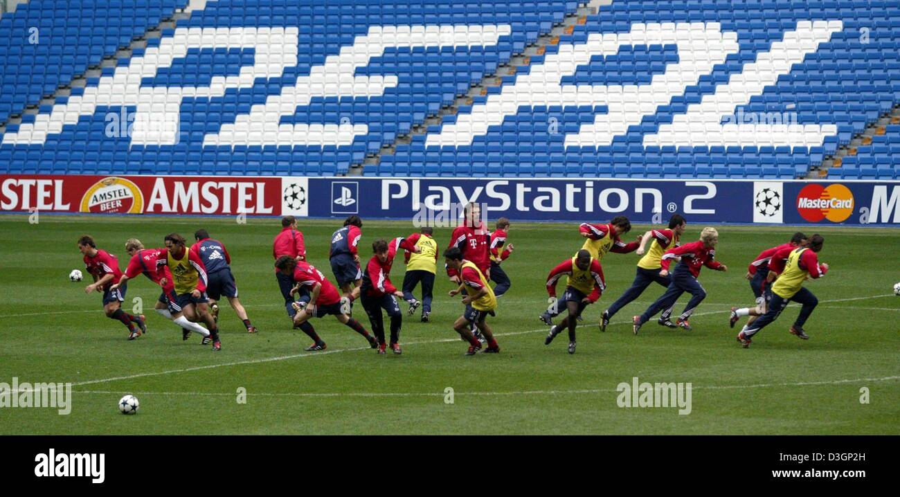 (dpa) The players of FC Bayern Munich exercise in their final training ...