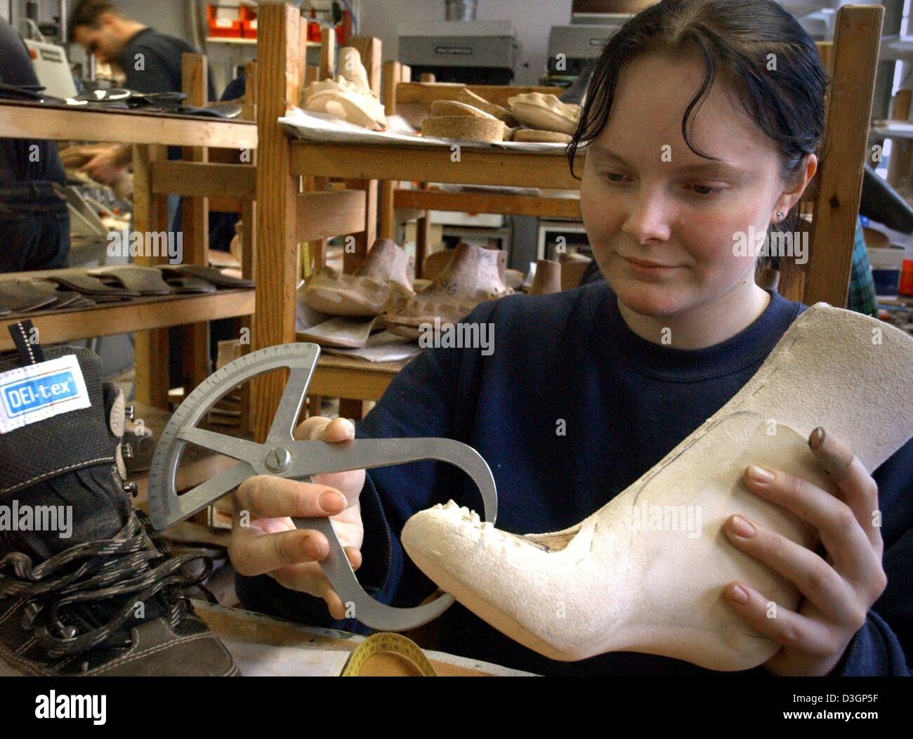 (dpa) - Madlen Foedisch, new apprentice at Petters Schuh GmbH ...