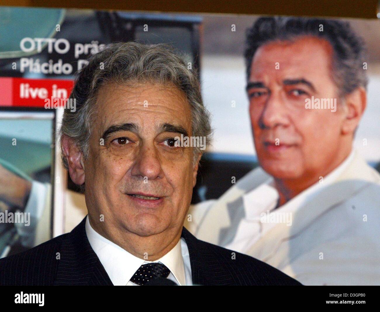 (dpa) - Spanish tenor Placido Domingo poses in front of the ...