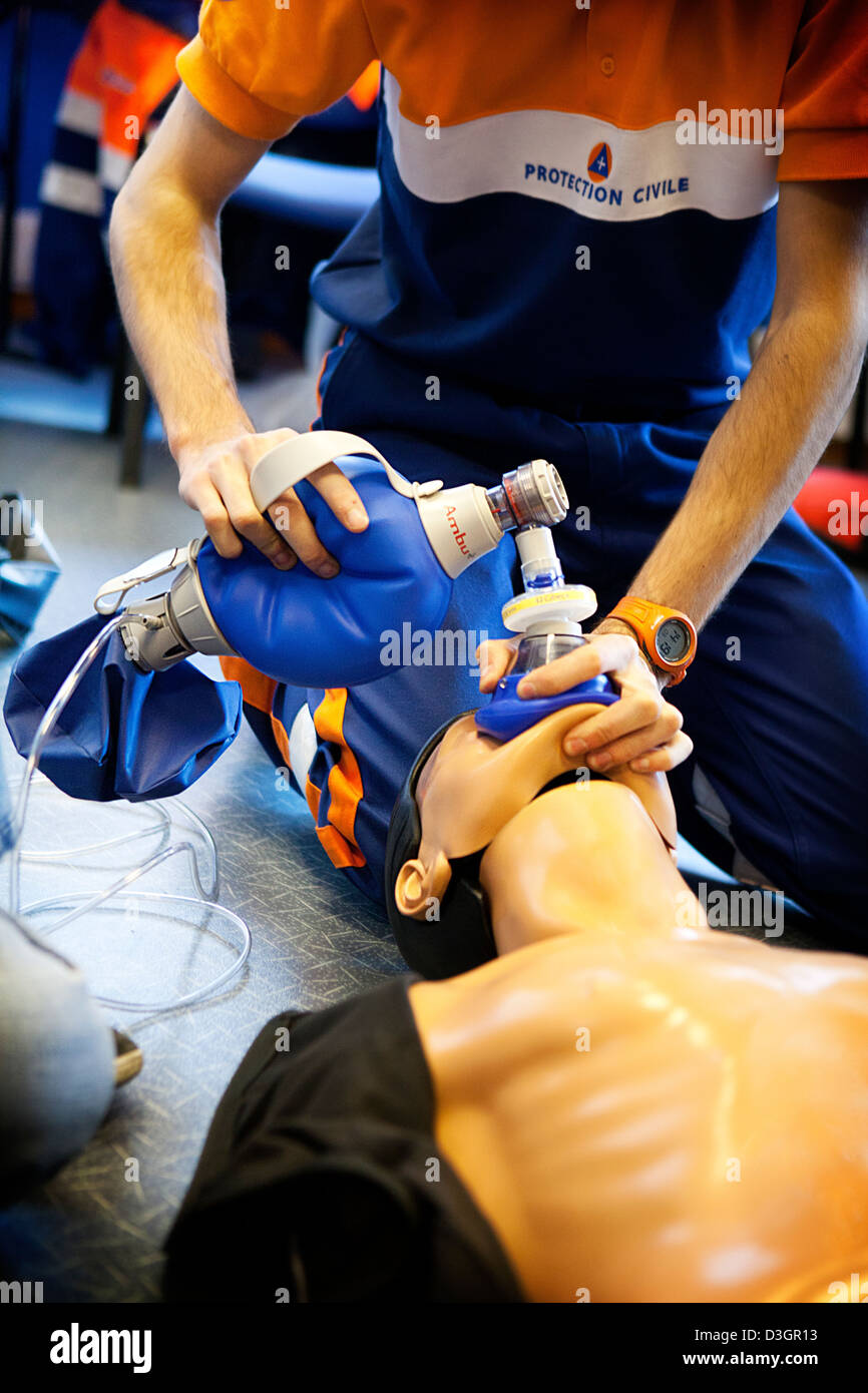 First aid training oxygen mask hi-res stock photography and images - Alamy