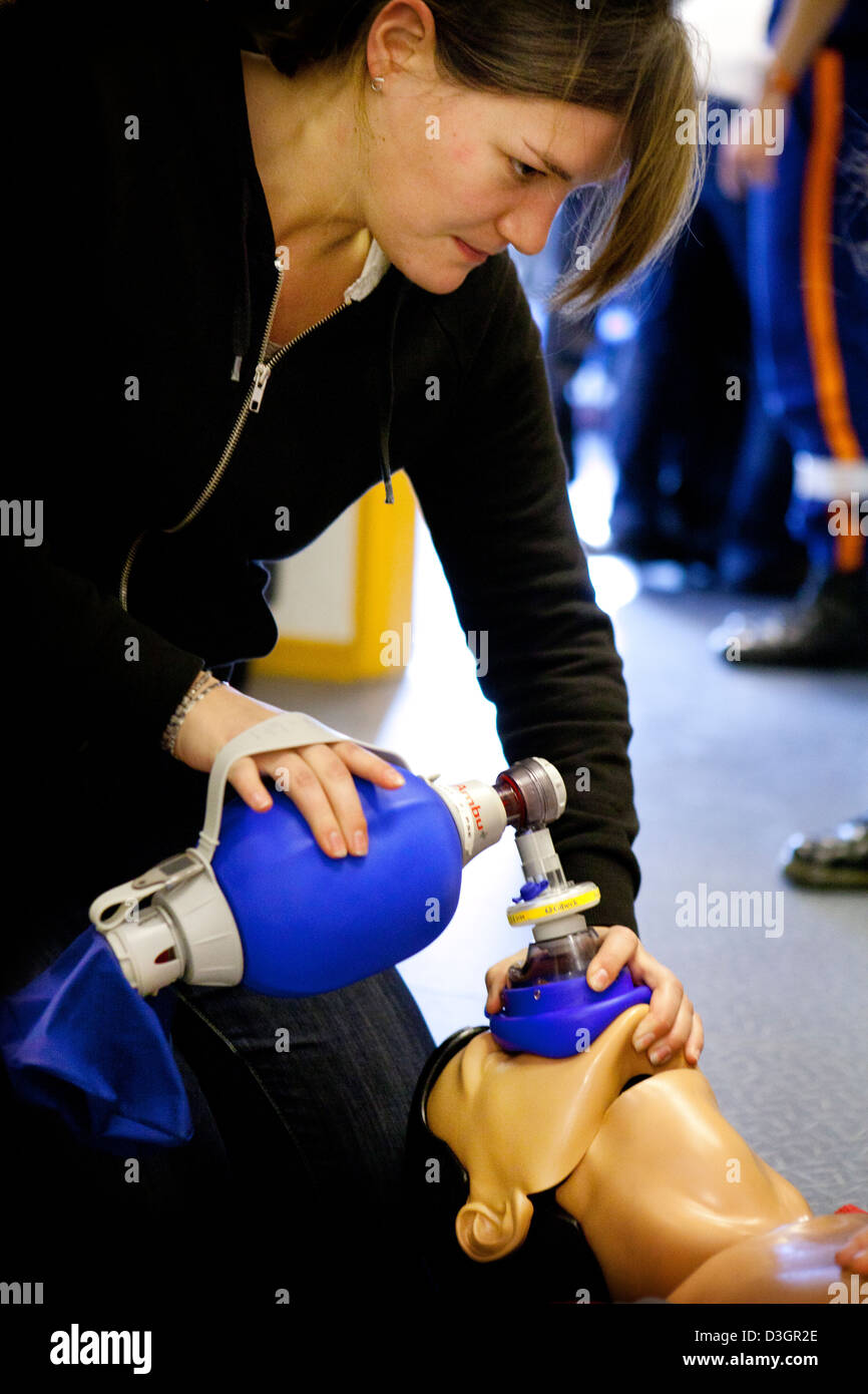 Oxygen assisted breathing hi-res stock photography and images - Alamy