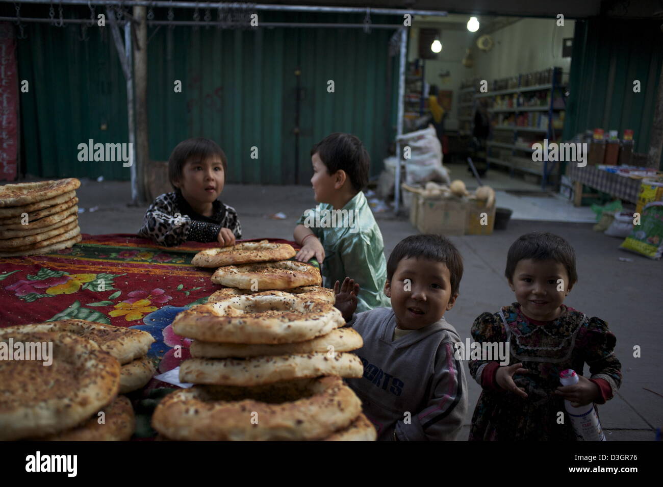 kids eating bread at the market Stock Photo - Alamy
