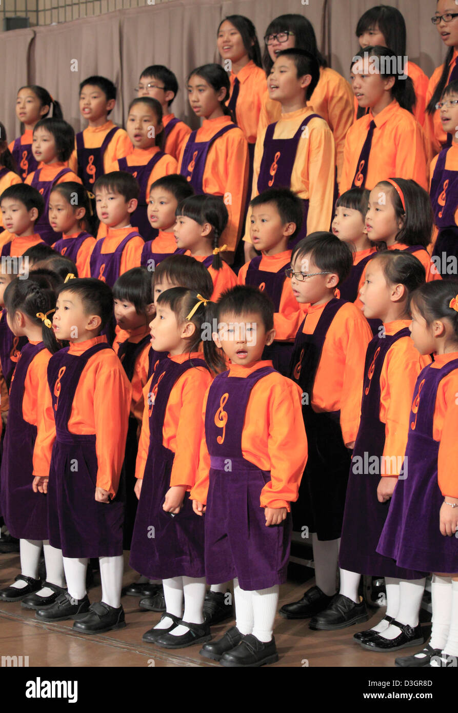 Children singing choir hi-res stock photography and images - Alamy