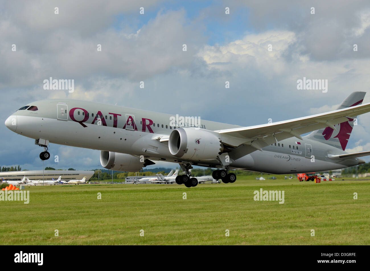 Boeing 787 Dreamliner jet airliner plane N10187 in Qatar Airways ...