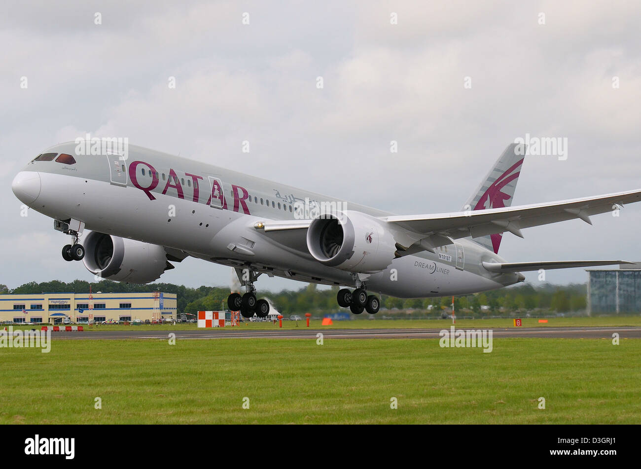 Boeing 787 Dreamliner jet airliner plane N10187 in Qatar Airways ...